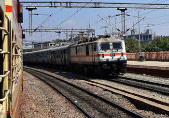 LGD WAP-7 #30275 Hauling the MAS-SBC brindavan express passing through ...